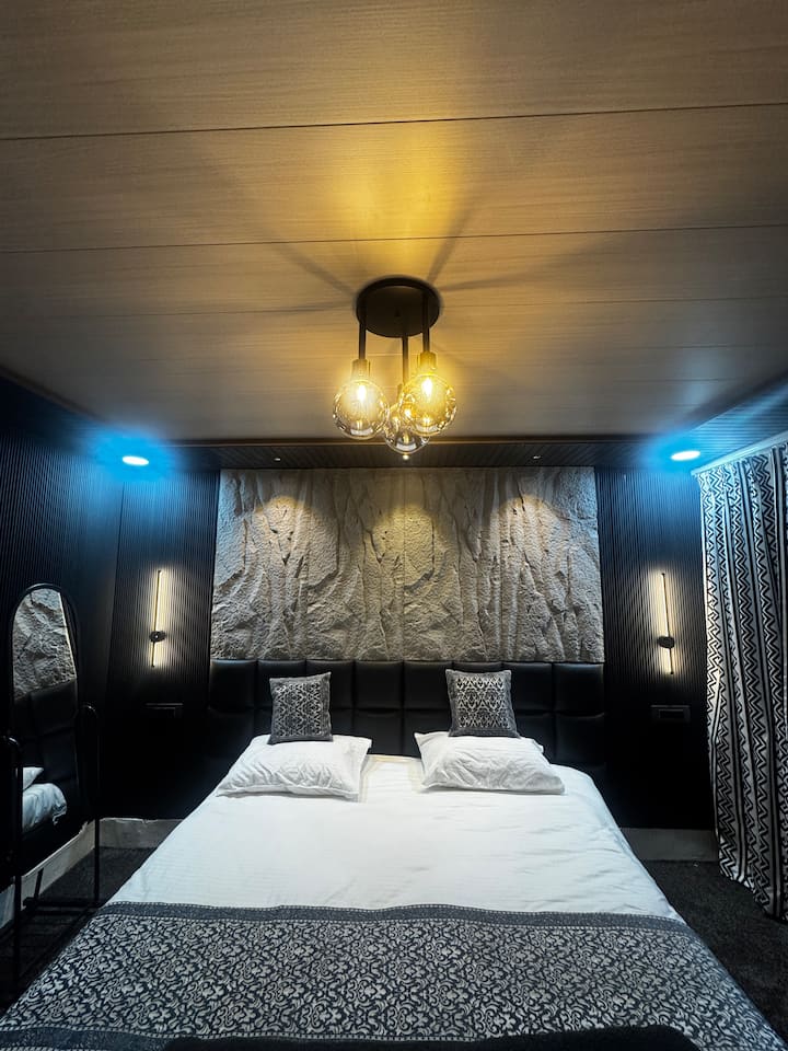 Luxurious Designer Bedroom With Ambient Glow - Srinagar