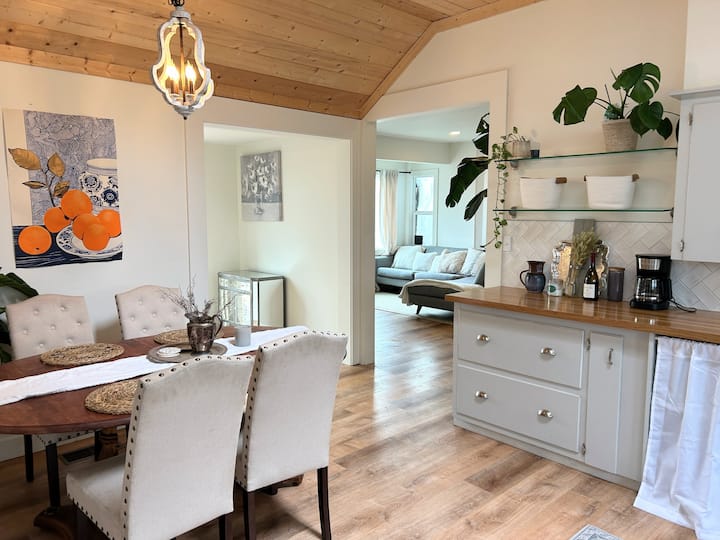 Bright & Stylish Eureka Getaway Fenced Yard + Deck - Arcata, CA