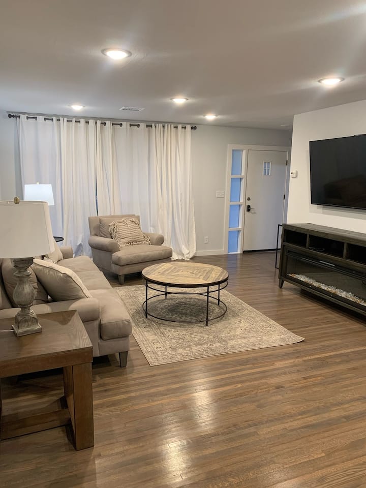 4br Tulsa Stay W/ Pool Table + Pets Ok - Tulsa, OK