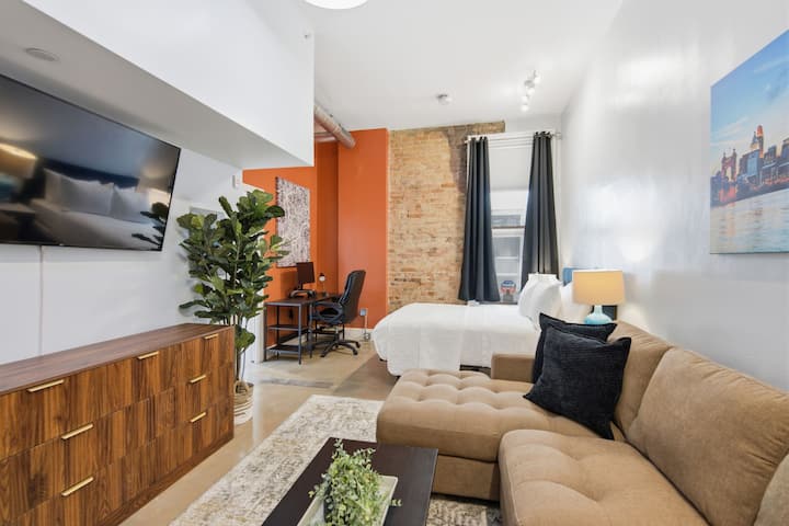 Chic One Bed W/ Parking | Vine St - Cincinnati, OH