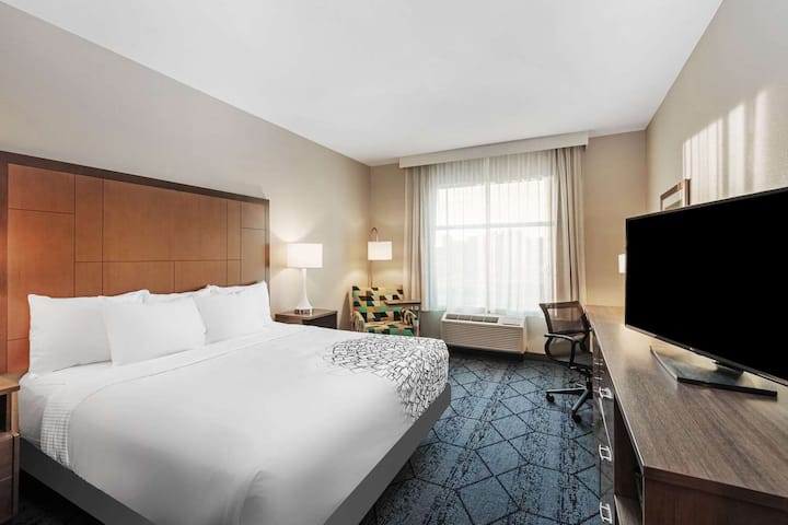 La Quinta Kc Beacon Hill | King Room With View - Kansas City, MO