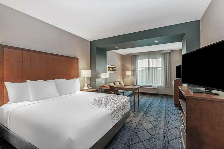 La Quinta Kc Beacon Hill | King Suite | Kitchen - Kansas City, MO
