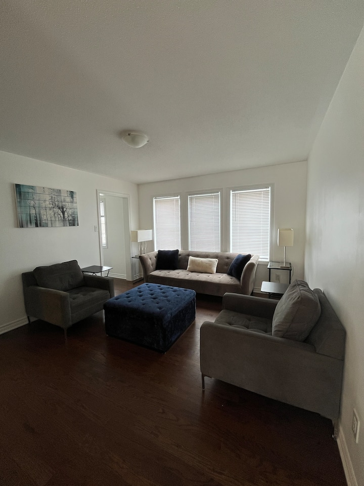 Stylish 3br Townhouse Near Shops & Dining - Ottawa