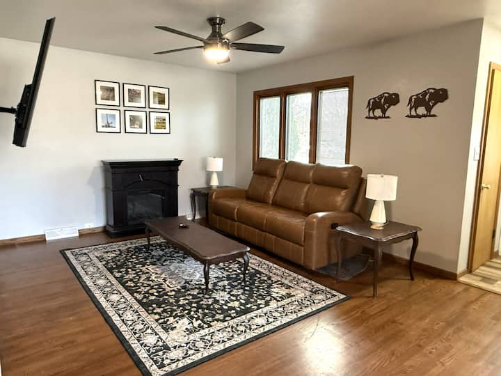 Rapid City Retreat 3br Oasis Private Spa Backyard - Rapid City, SD