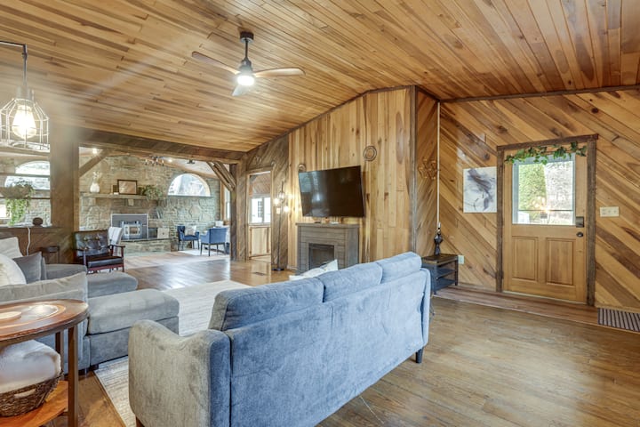 Great For Groups! Spacious Melcroft Home W/ Deck - Donegal, PA