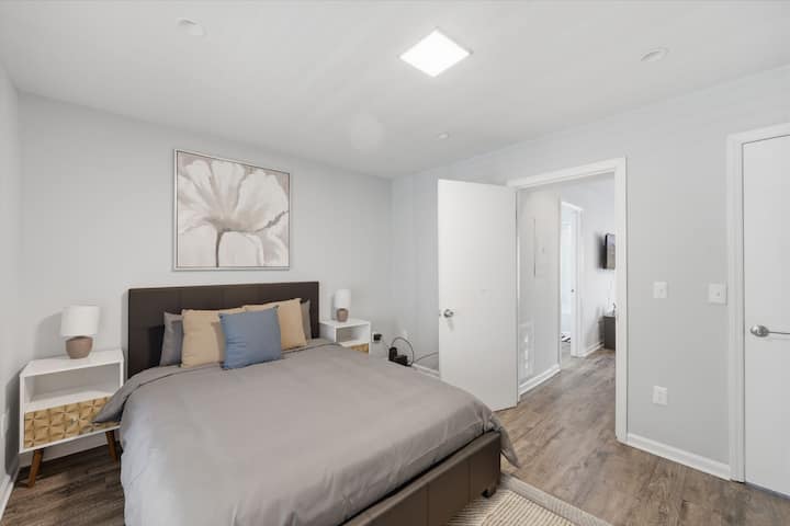 The Domain | Bright Stay Near Raleigh Hotspots - Raleigh, NC