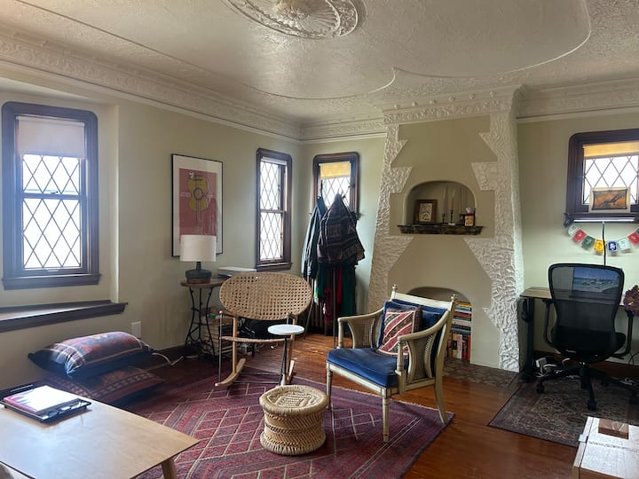Charming Sunlit 2br W/ Backyard & Patios - Ann Arbor