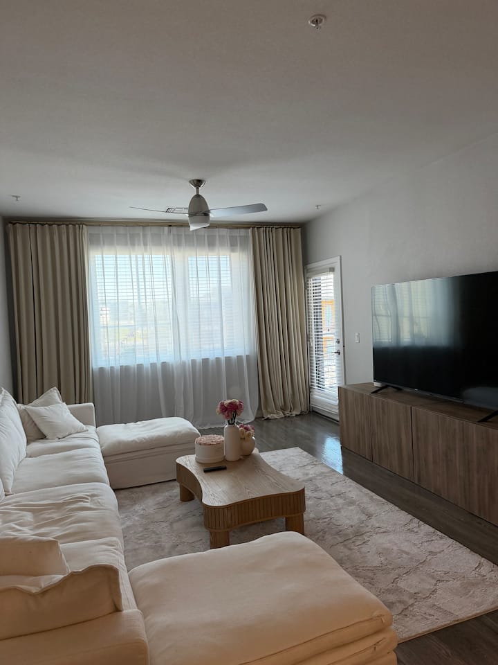 Luxury Menlo Apartment - Menlo Park, CA