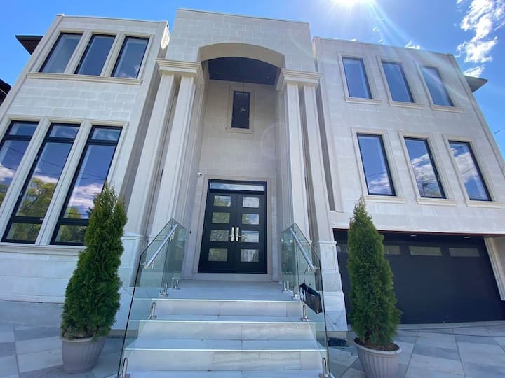 Executive Room With Private Bath Next To Yorkdale - Toronto