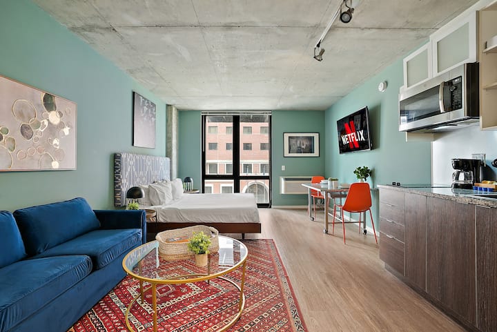 Luxury Downtown High-rise W/ Free Parking+pool+gym - Minneapolis, MN