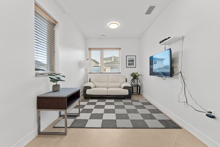 Modern 3br Retreat • Quiet Area • Parking - Vancouver