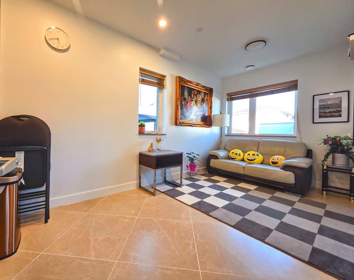 Modern 3br Retreat • Quiet Area • Parking - Vancouver