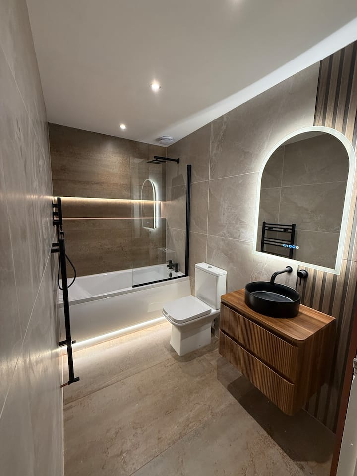 The Links, Close To Co Op & City Etihad - Oldham