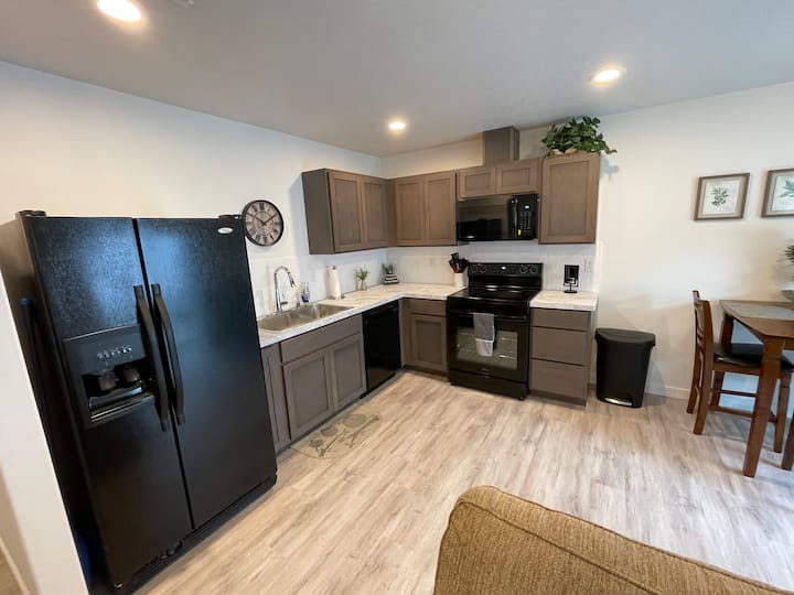 Classy Townhome, Central, New! - Kennewick, WA