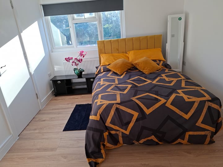 Upstairs Sunny Heaven - Harrow