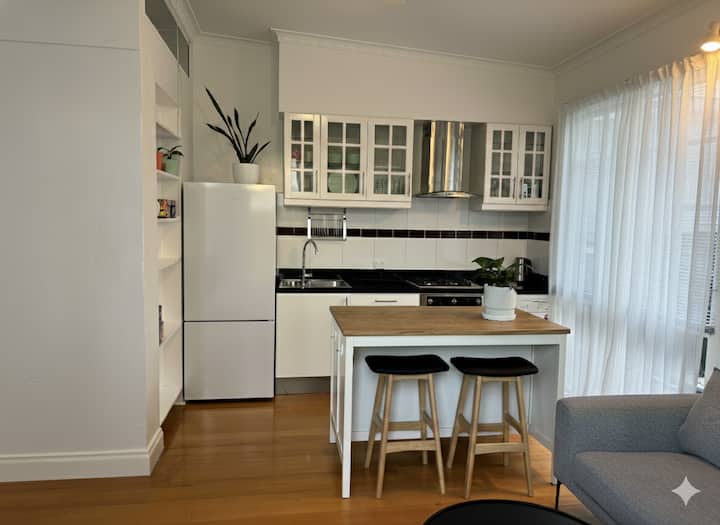 Historic 1860s Carriage House Retreat - St Kilda