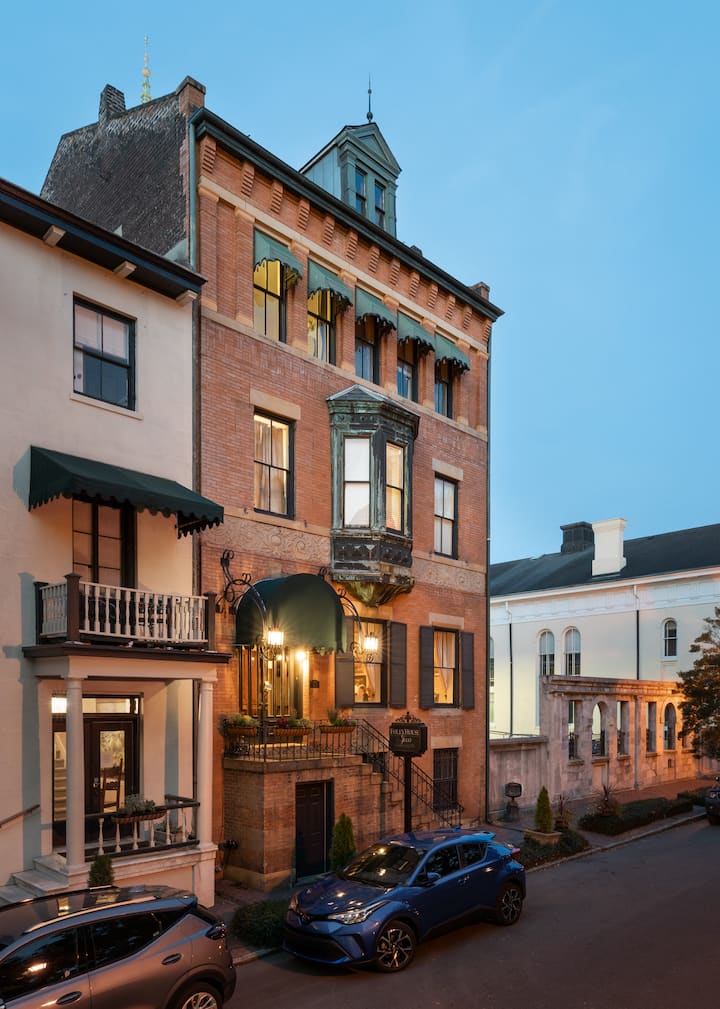 Luxurious Stay At Chippewa Square + Free Breakfast - Savannah, GA