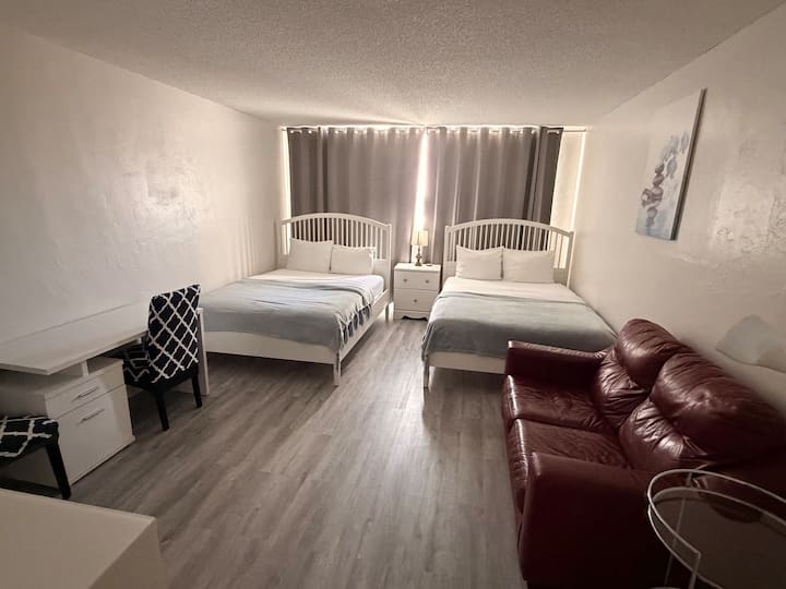 Cozy Studio Steps From Sunny Isles Beach - Sunny Isles Beach, FL