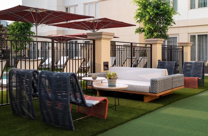 Modern 2 Separate Hotel Kitchensuites W/ Breakfast - Burbank, CA