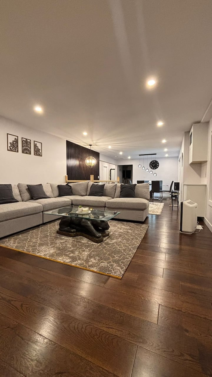 Luxury 3 Br Home |Stylish Interior| 10 Sleep | - Delta