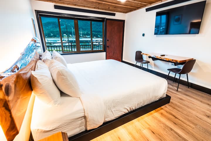 Renovated Modern King Bed W/ Kitchen - Sea View! - Juneau, AK