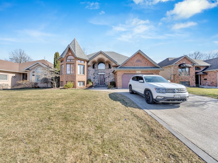 6br Home • Sleeps 13+ • Perfect For Groups - Windsor