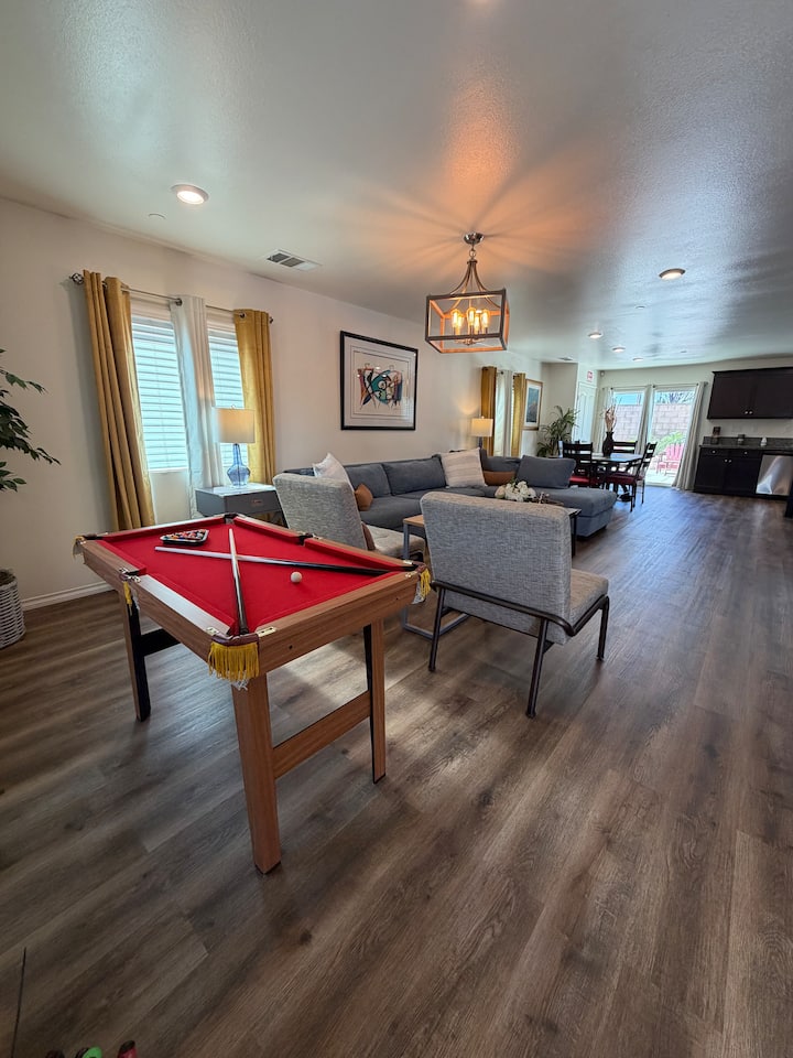 Beautiful Five Bedroom Fontana Home Sleeps 10 - Fontana, CA