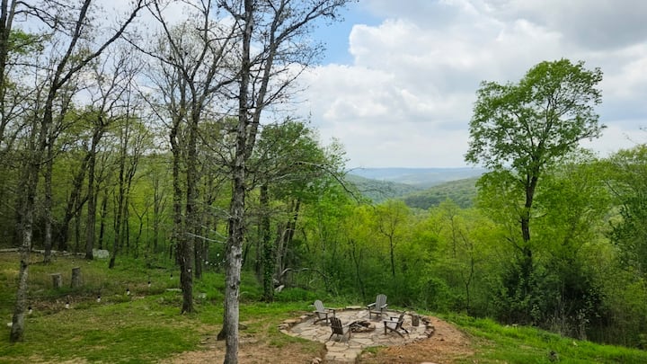 Ozark Cabin: Scenic Views, Hiking & Hot Tub - Lake Fort Smith State Park, Mountainburg