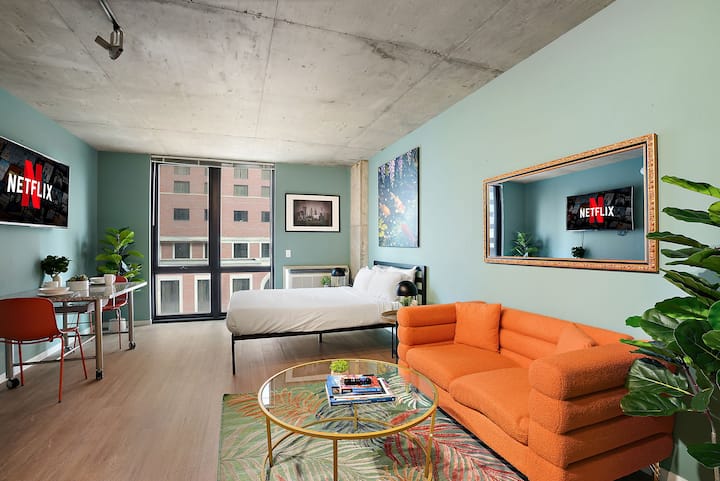 Luxurious Downtown Condo W/ Free Parking+pool+gym - Minneapolis, MN