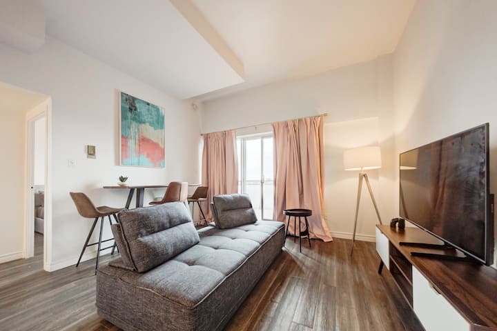Skyline Gem: High Ceilings & Breathtaking Terrace - Montréal, QC