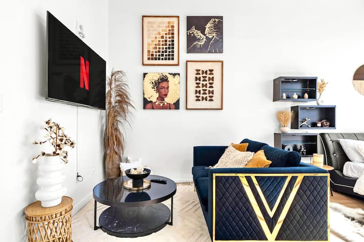 Downtown Boho High-rise Studio | Parking + Gym - Canada