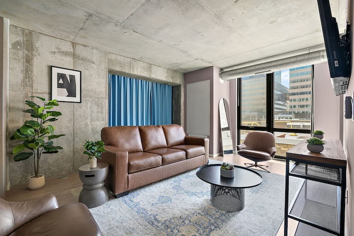 5-star Luxury High-rise In The Center Of Downtown - Minneapolis, MN