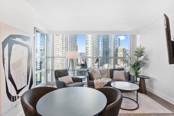 Stylish 2br Condo In Heart Of Downtown W. Parking - Vancouver