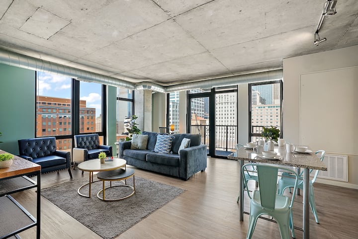 Spacious Downtown Retreat Pool Gym & Skyline Views - Minneapolis, MN