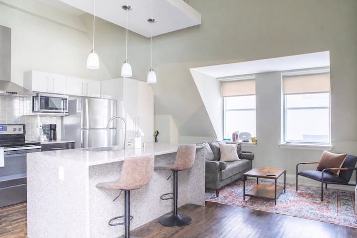 Downtown Luxury 1br Loft · Walkable · Sleeps 4 - Milwaukee, WI