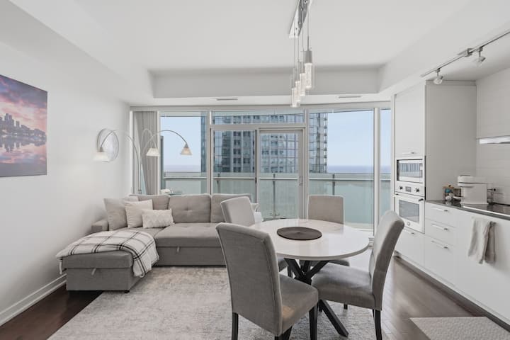 Modern Skyline Condo With Cn Tower View & Parking - Toronto