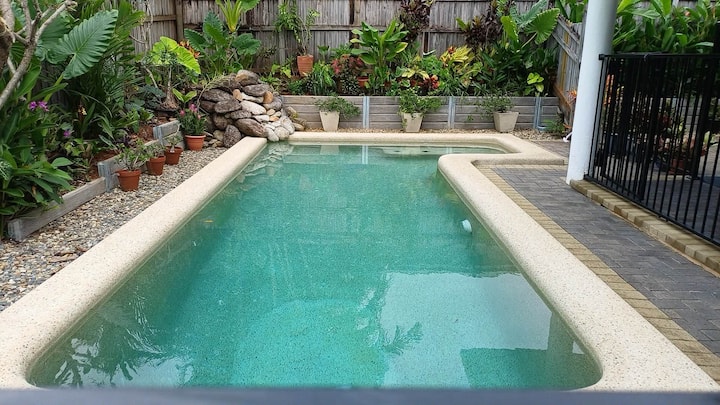 Garden Room With Bay Windows Close To Beaches - Palm Cove