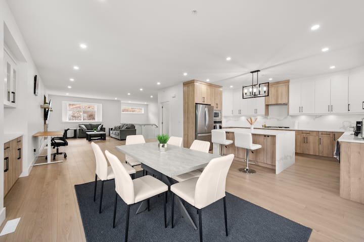 6br Luxury Home W/ Terrace & Epic Views - Chilliwack