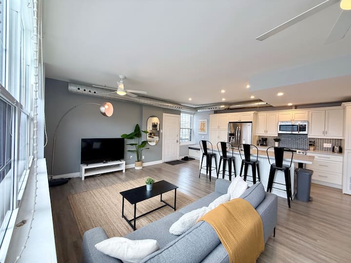 2 Bed/2 Bath/parking
Downtown Burlington Apartment - Burlington