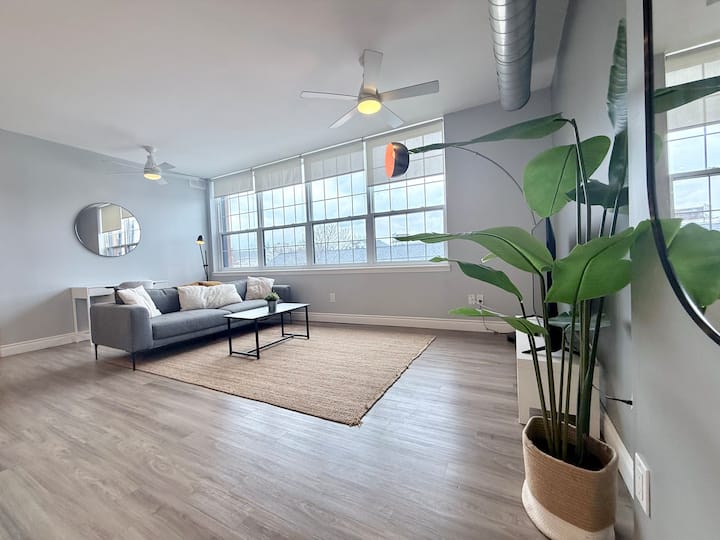 2 Bed/2 Bath/parking
Downtown Burlington Apartment - Burlington
