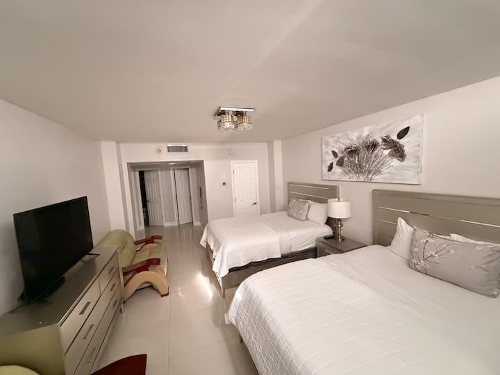 Sunny Isles Studio Near Beach With Pool - Sunny Isles Beach, FL