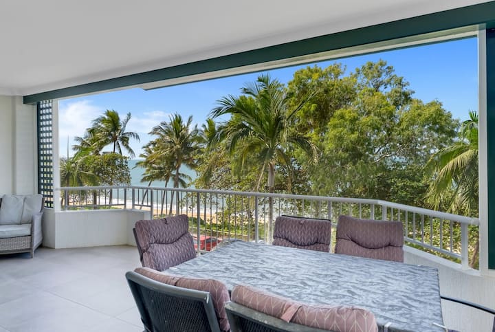 Costa Royale 3 Bedroom Beachfront Apartment 9 - Trinity Beach