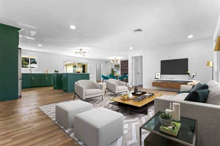 Modern Dallas Pool House - Cedar Hill, TX