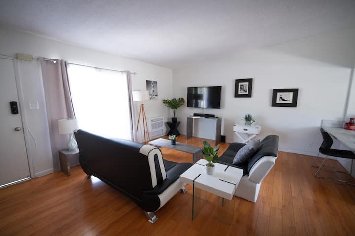 Bright & Airy West Hollywood 2br With Parking - West Hollywood, CA