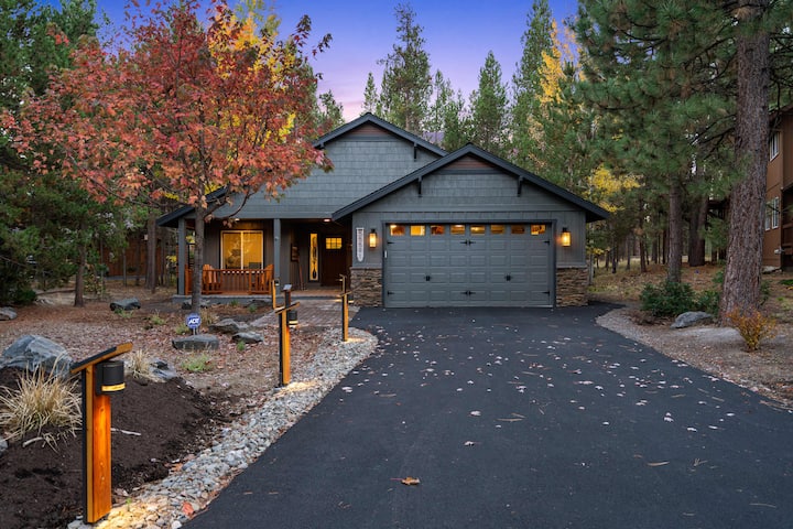 Deschutes Riverhaus | Luxury Retreat, Hot Tub - Sunriver, OR