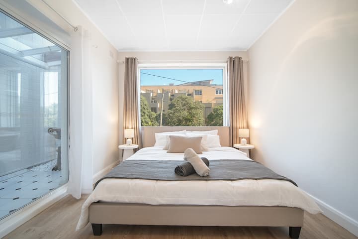 Elegant Darling Point Apartment, Harbour Lifestyle - North Sydney