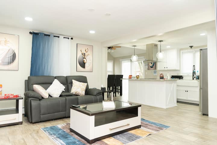 Home Away From Home- Modern & Cozy - 우스터