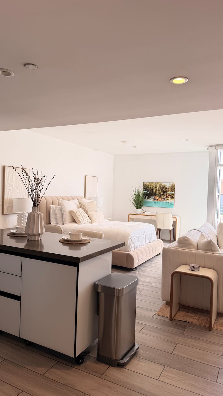 Peaceful Oasis In The Heart Of Hollywood - Los Angeles, CA