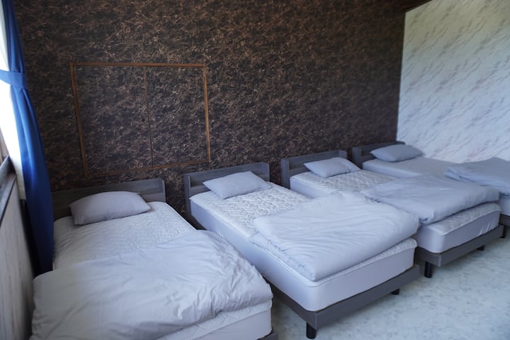 【最大16名】２部屋まるごと貸切で気兼ねなく！友人・親戚とのグループ旅行に！　リゾートイン青の洞窟 - Ishigaki