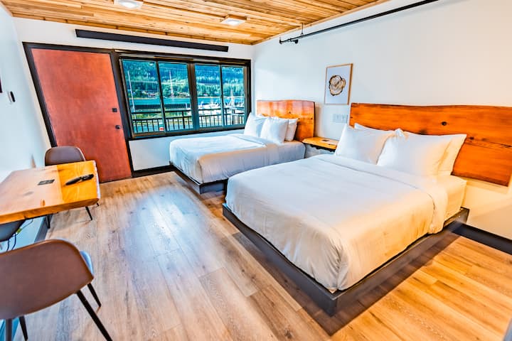 Rustic + Modern - 2 Double Beds - Sea View & Patio - Juneau, AK